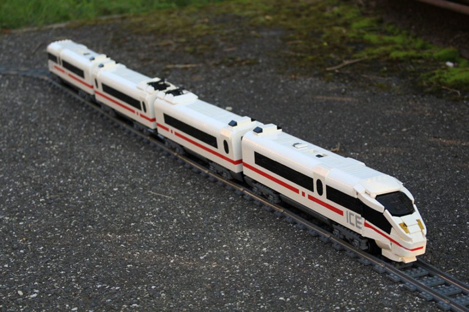 LEGO MOC: Der ICE 3 kommt angedüst - zusammengebaut
