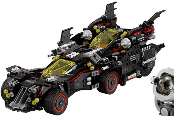 The LEGO Batman Movie Polybag: The Mini Ultimate Batmobile 30526 fährt ...