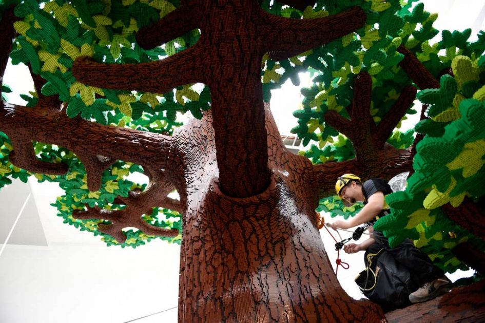 LEGO House: 15 Meter hoher Brick-Baum steht - zusammengebaut