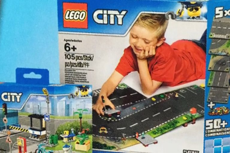 Neues LEGO City Straßenplatten-Set für junge Baumeister - zusammengebaut