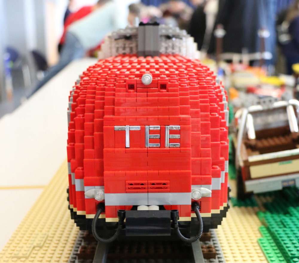 Klassiker: LEGO Trans-Europ-Express im Maßstab von 1:20 - zusammengebaut