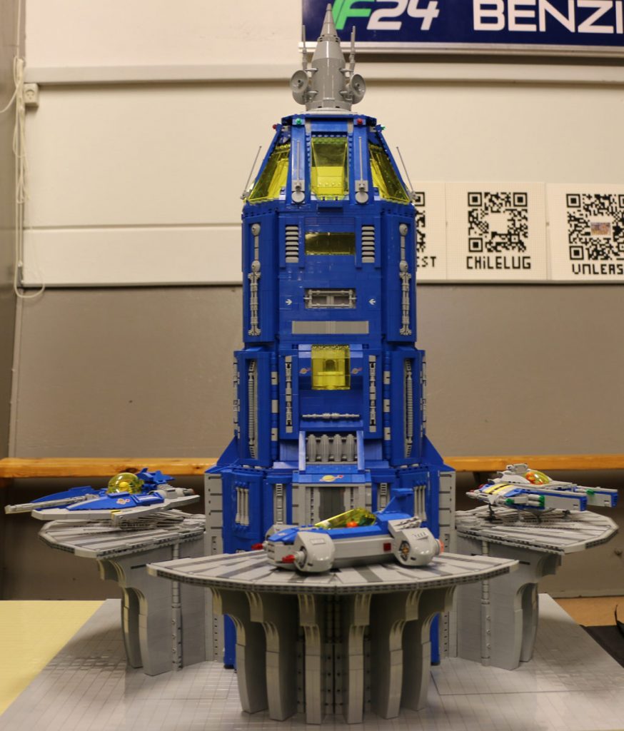 LEGO Classic Space MOC: Skylar Landing Tower - zusammengebaut