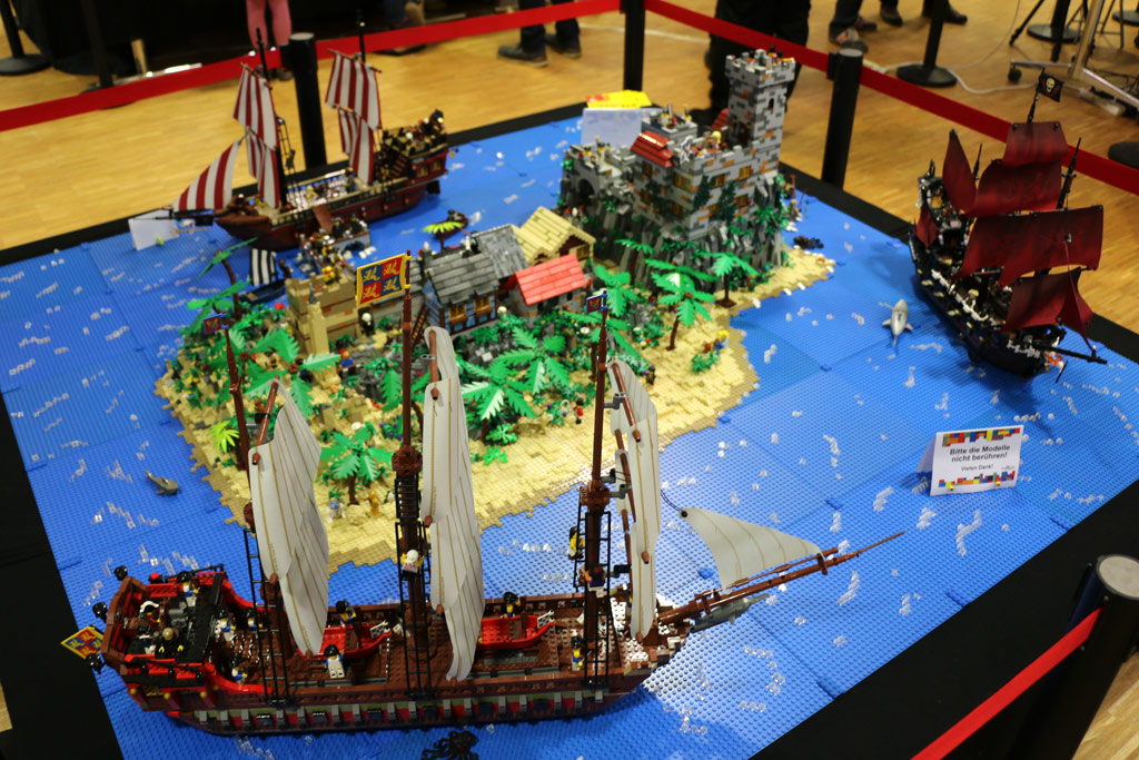 Klassisches LEGO Piraten Layout holt Nostalgiker ab - zusammengebaut