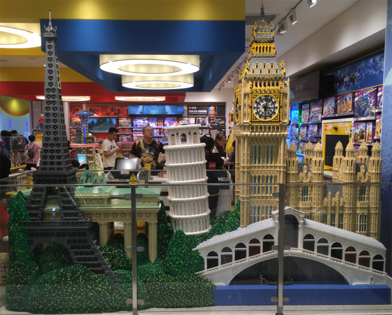 LEGO News: Store in Shanghai, optimierte Mini-Harley und Plattencover ...