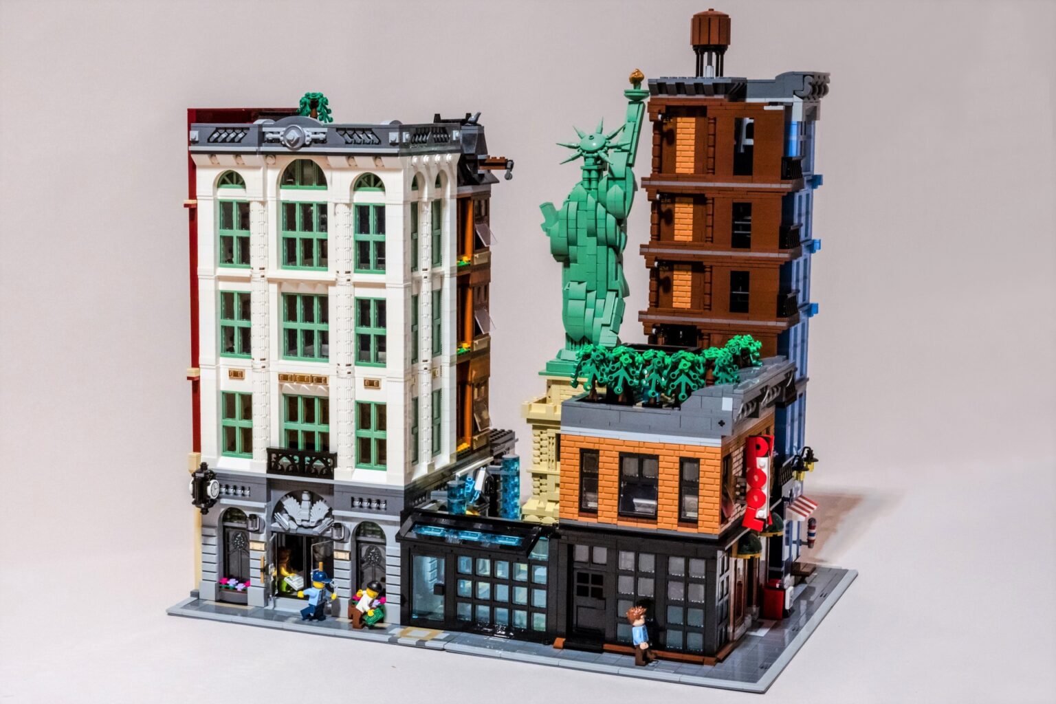 Riesiges LEGO Modular Building Layout: Hoch hinaus! - zusammengebaut