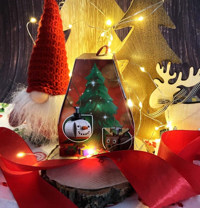 LEGO Seasonals Christbaumkugeln im festlichen Review - zusammengebaut