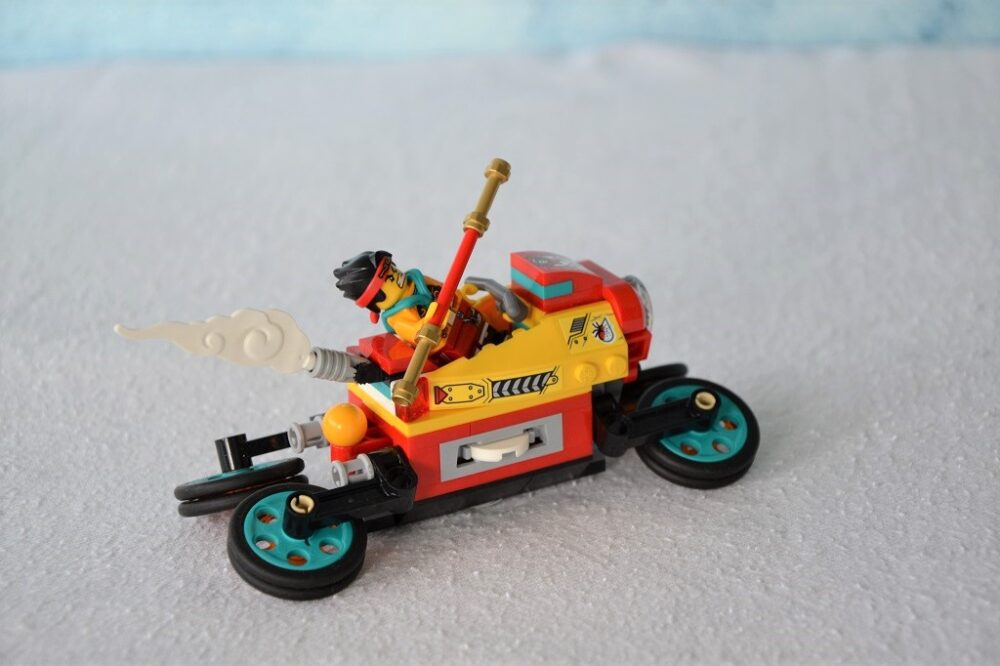 LEGO Monkie Kid 80018 Monkie Kid's Wolken-Bike im Review - zusammengebaut
