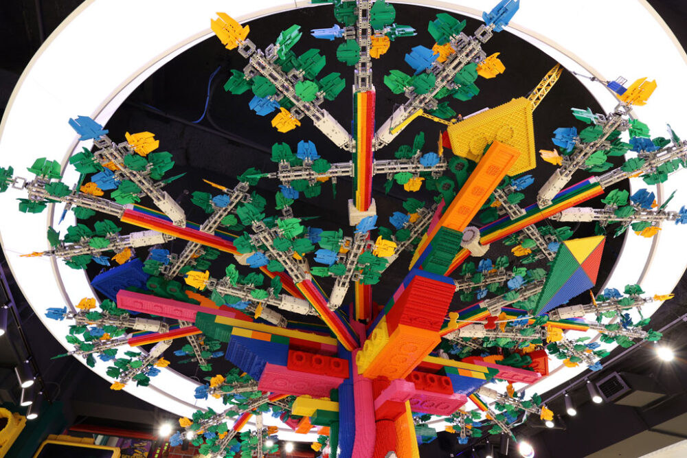LEGO Flagship Store Fifth Avenue in New York City eröffnet mit Brick ...