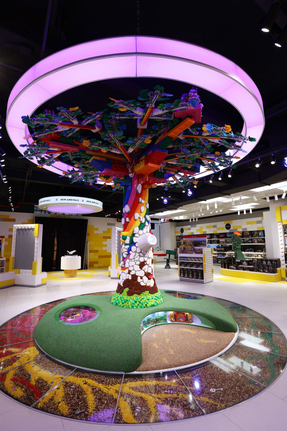LEGO Flagship Store Fifth Avenue in New York City eröffnet mit Brick ...