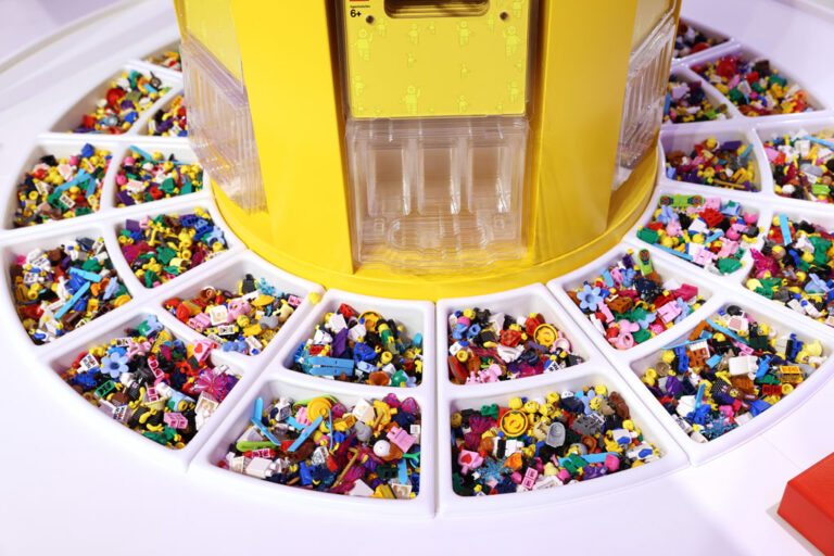 LEGO Flagship Store Fifth Avenue in New York City eröffnet mit Brick ...