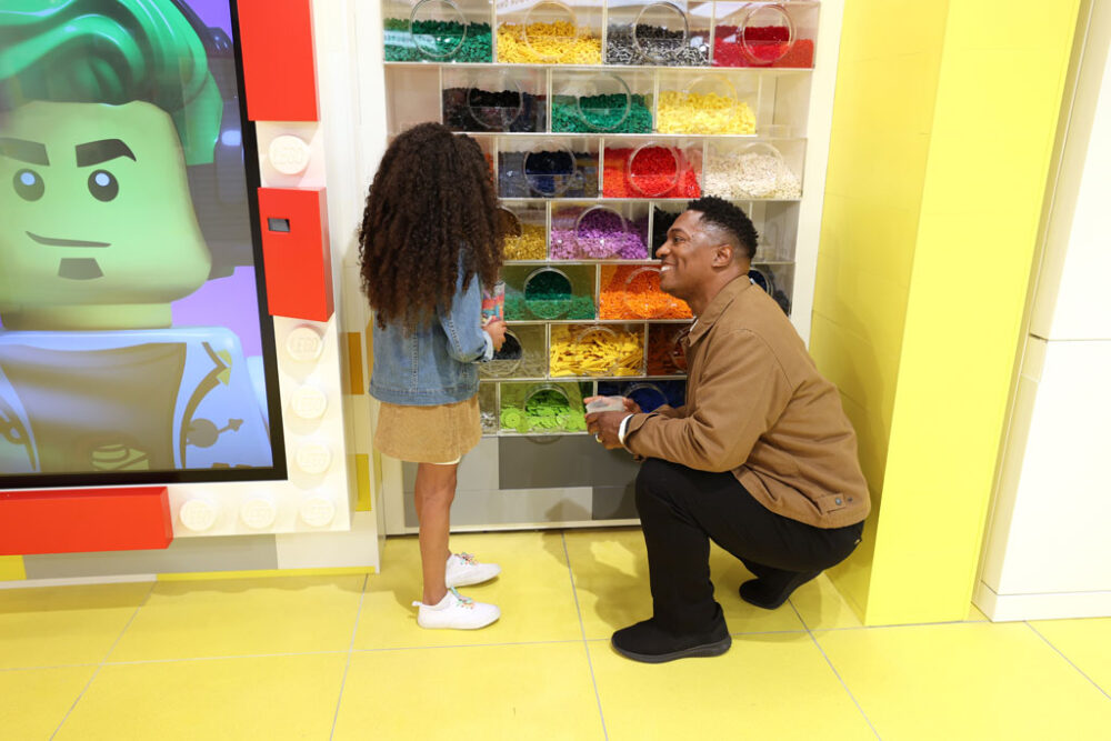LEGO Flagship Store Fifth Avenue in New York City eröffnet mit Brick ...