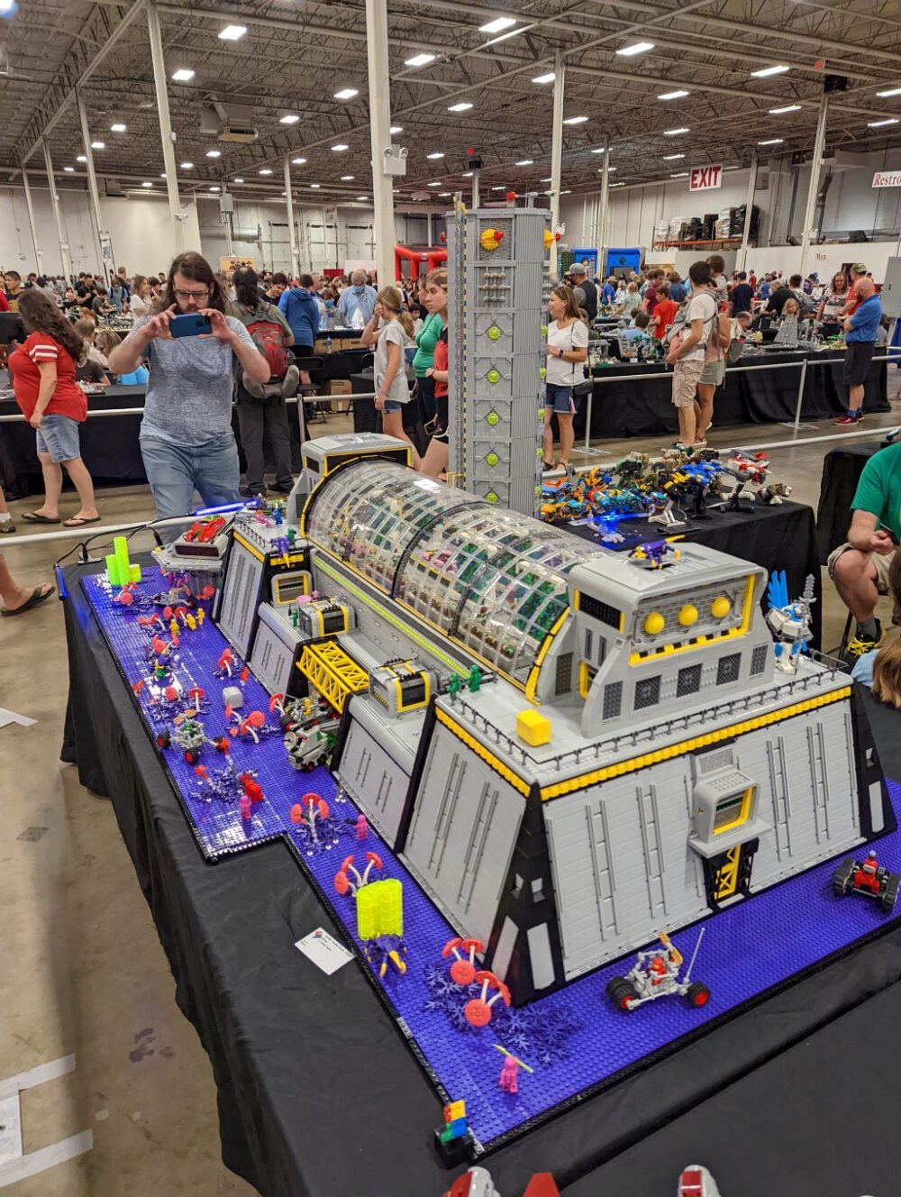 Sehr cooles LEGO Classic Space Layout: Schwein gehabt! - zusammengebaut