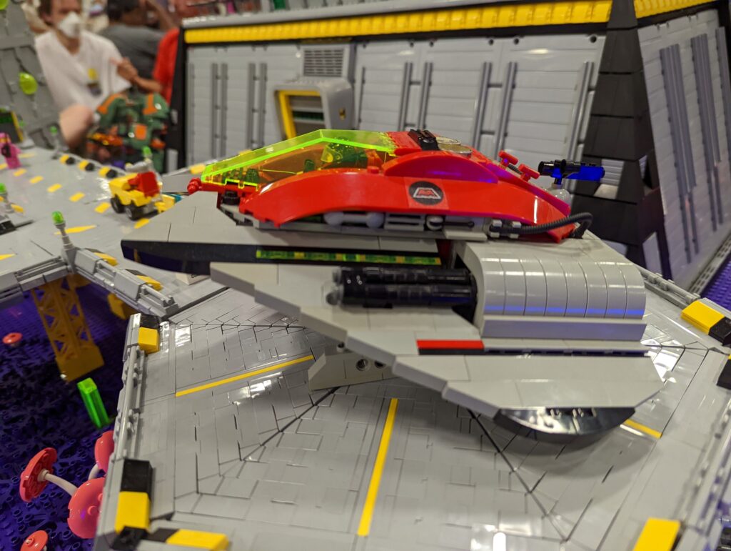 Sehr cooles LEGO Classic Space Layout: Schwein gehabt! - zusammengebaut