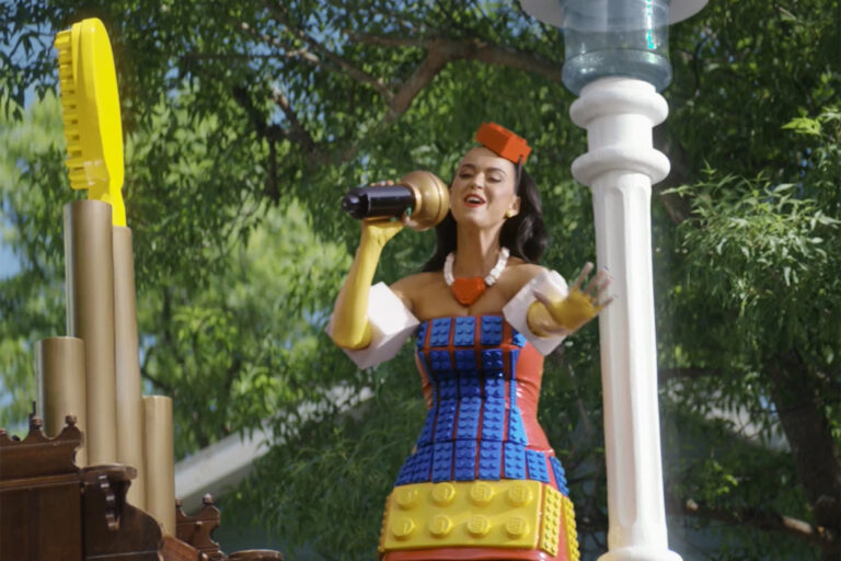 LEGO kleidet Katy Perry ein und Iron Man ist wieder da: Spot an ...