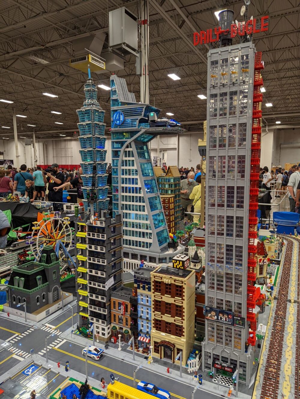 Riesige LEGO Stadt mit Marvel Avengers Tower in XXL - zusammengebaut