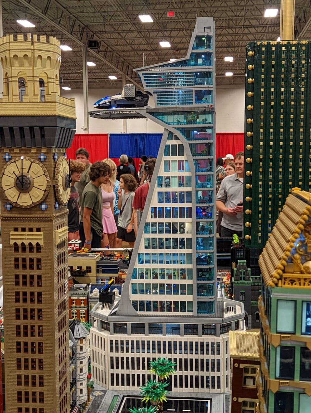 Riesige LEGO Stadt mit Marvel Avengers Tower in XXL - zusammengebaut