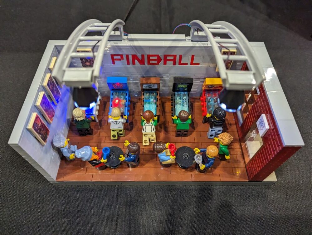 Alles blinkt! LEGO Flipper-Spielhalle - zusammengebaut