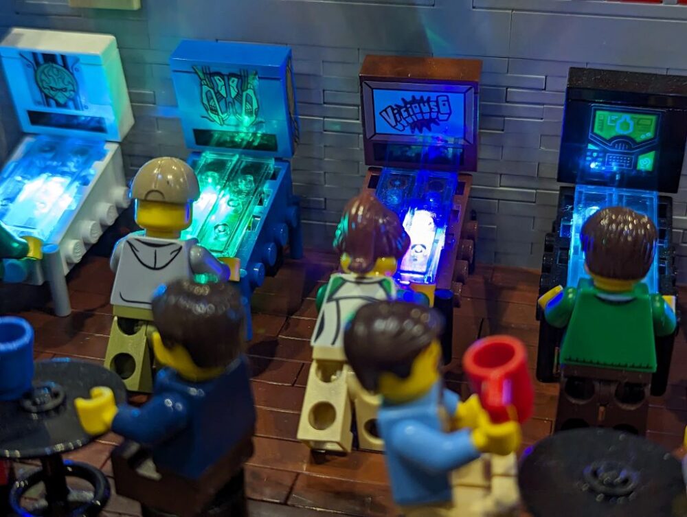 Alles blinkt! LEGO Flipper-Spielhalle - zusammengebaut