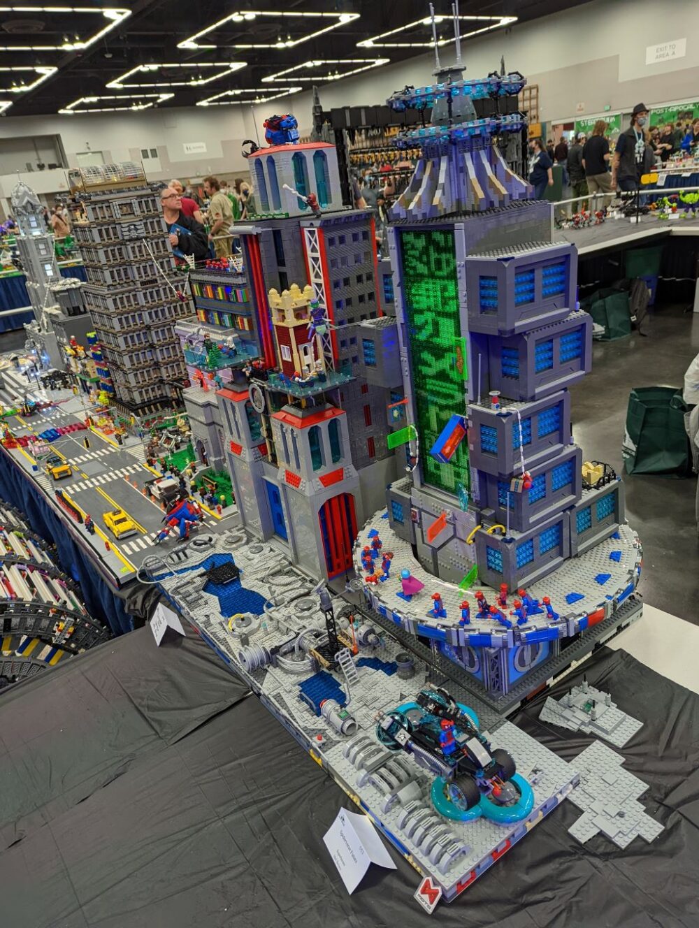 Riesige LEGO Spider-Verse City mit Super Collider - zusammengebaut