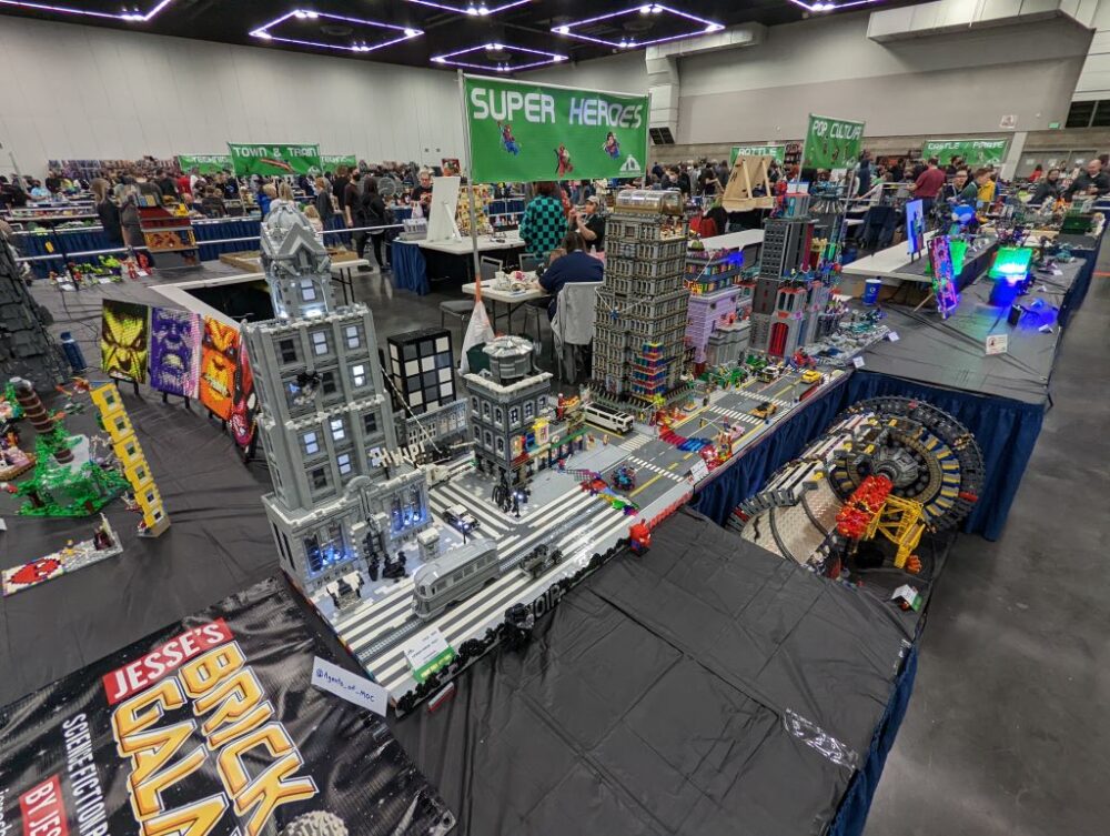 Riesige LEGO Spider-Verse City mit Super Collider - zusammengebaut