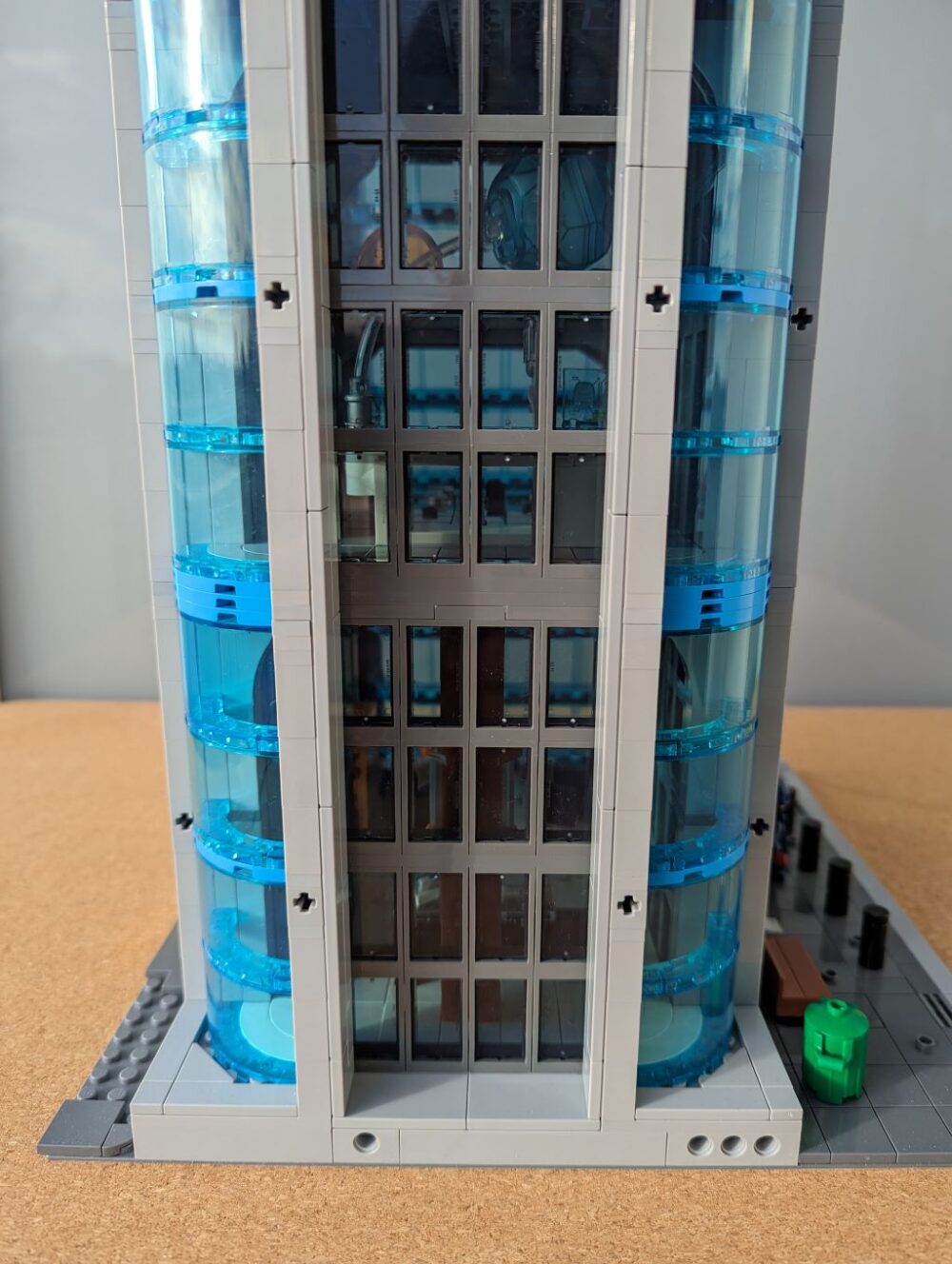 LEGO Marvel 76269 Avengers Tower im Review - zusammengebaut
