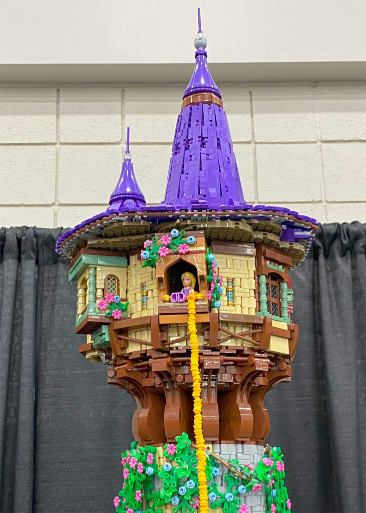 Riesiger LEGO Disney Rapunzel Turm - zusammengebaut