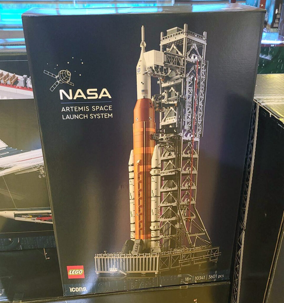 LEGO Icons 10341 NASA Artemis Space Launch System hebt ab! - zusammengebaut