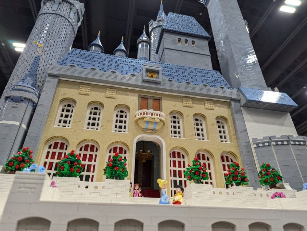 Riesiges LEGO Cinderella Schloss: Den Sternen ganz nahe! - zusammengebaut